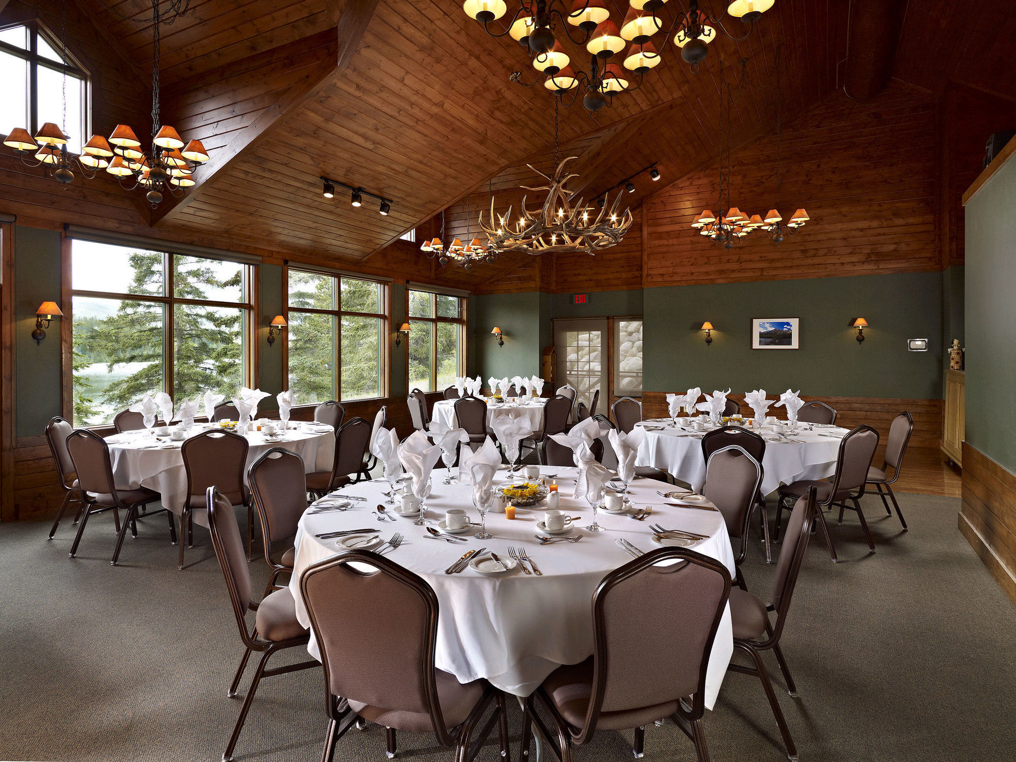 PYRAMID LAKE RESORT | ⋆⋆⋆ | JASPER, CANADA | SEASON DEALS FROM $249